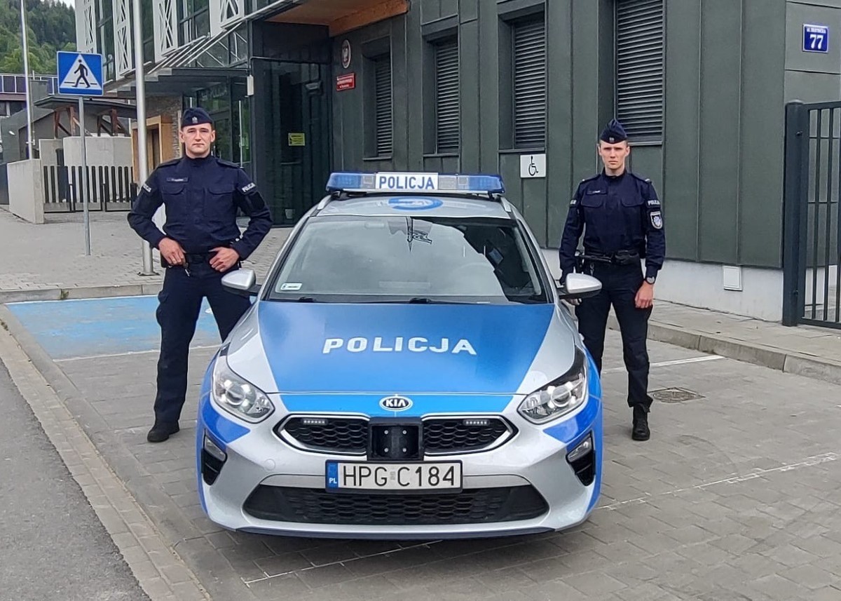 BOHATERSKA POSTAWA POLICJANTÓW Z KOMISARIATU POLICJI W SZCZAWNICY URATOWAŁA ŻYCIE MĘŻCZYZNY ...